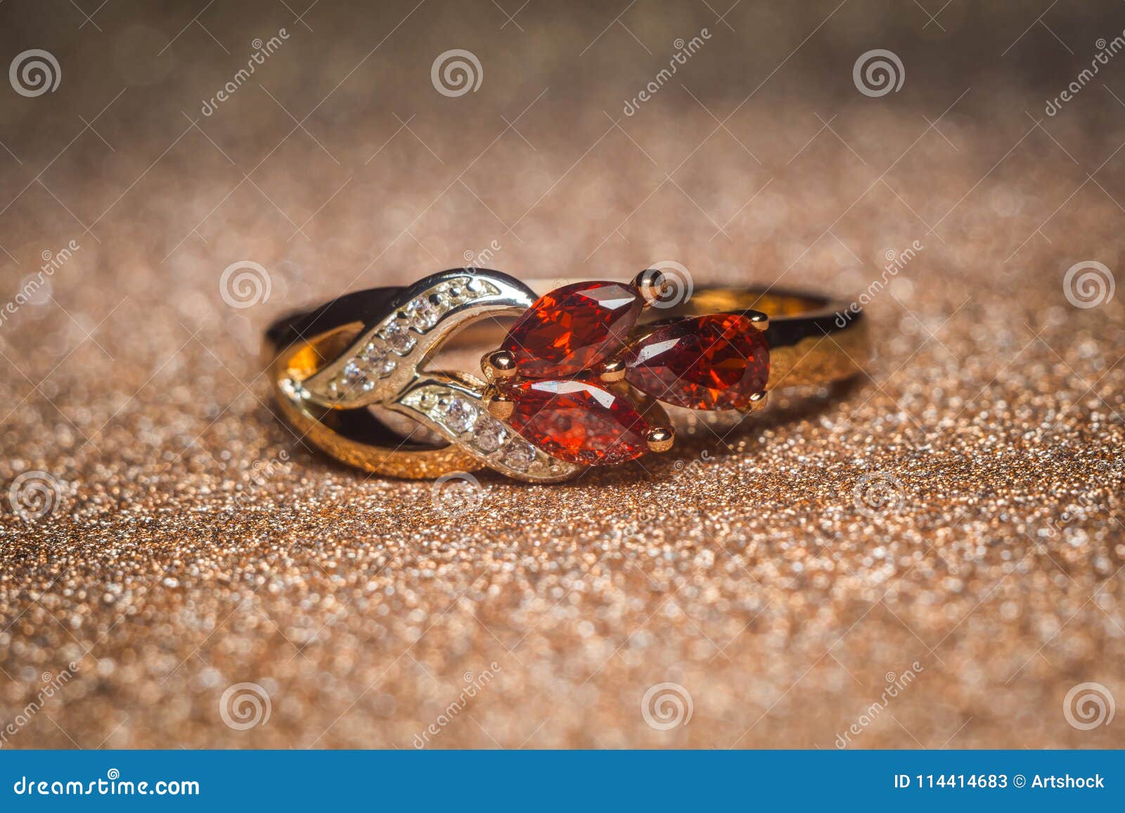 Gouden Ring Met Rode Stenen Stock Afbeelding - Image of ...