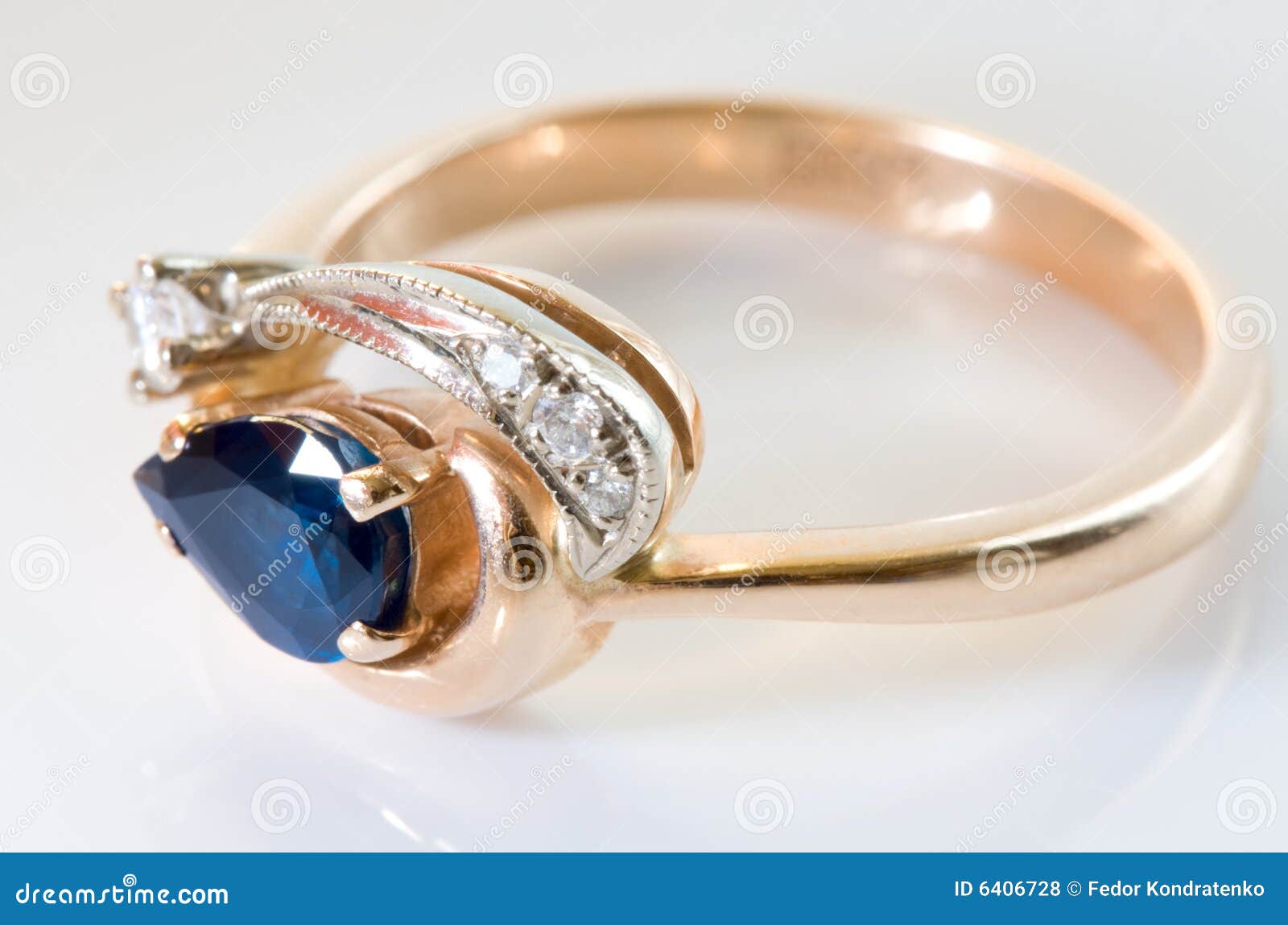 Gouden Ring Met Saffier En Diamanten Stock Foto - Image of achtergrond ...