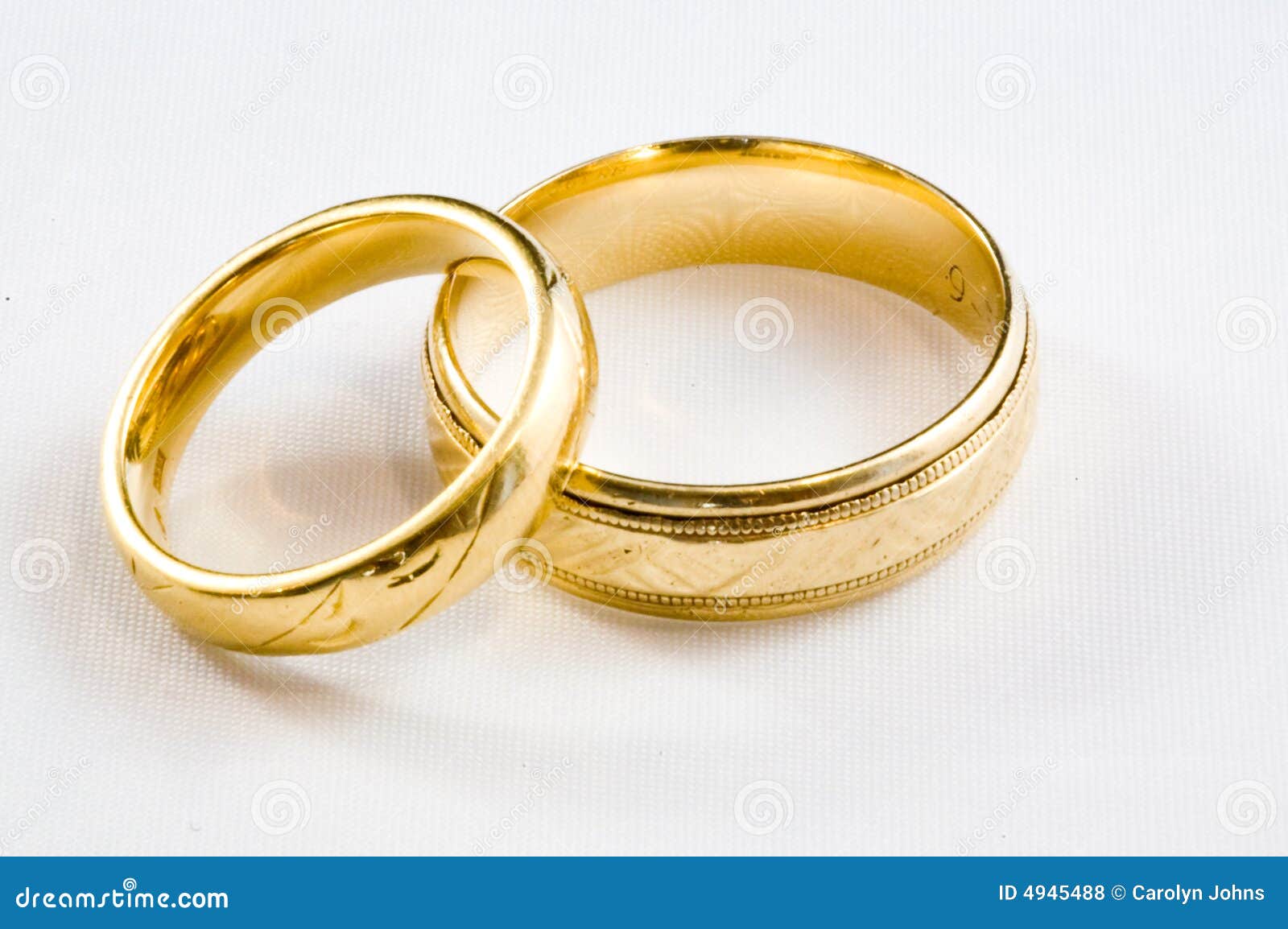 Gouden Ringen stock foto. Afbeelding bestaande uit bruidegom - 4945488