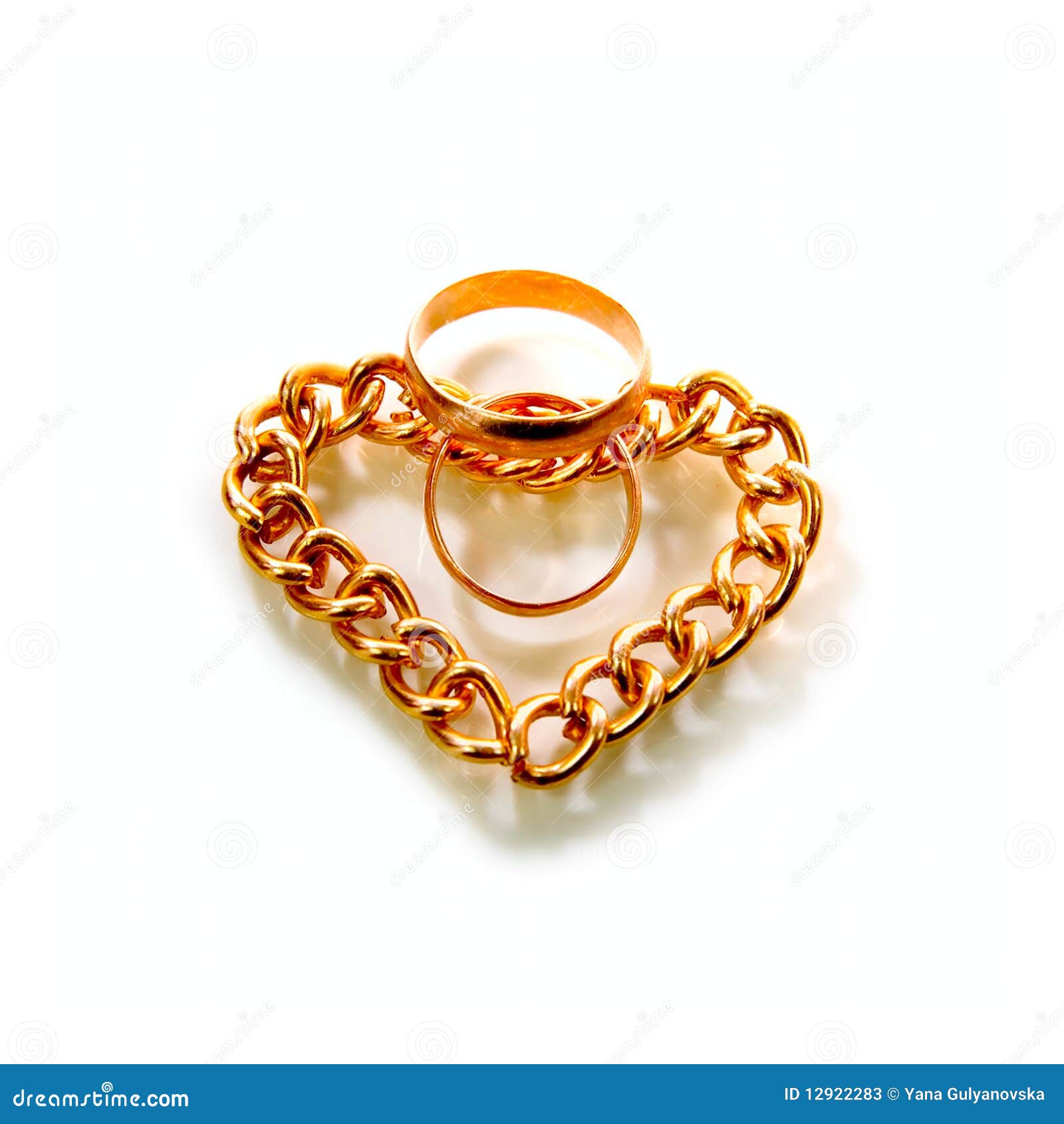 Gouden Ringen En Hart Van Gouden Ketting Stock Afbeelding - Image of ...