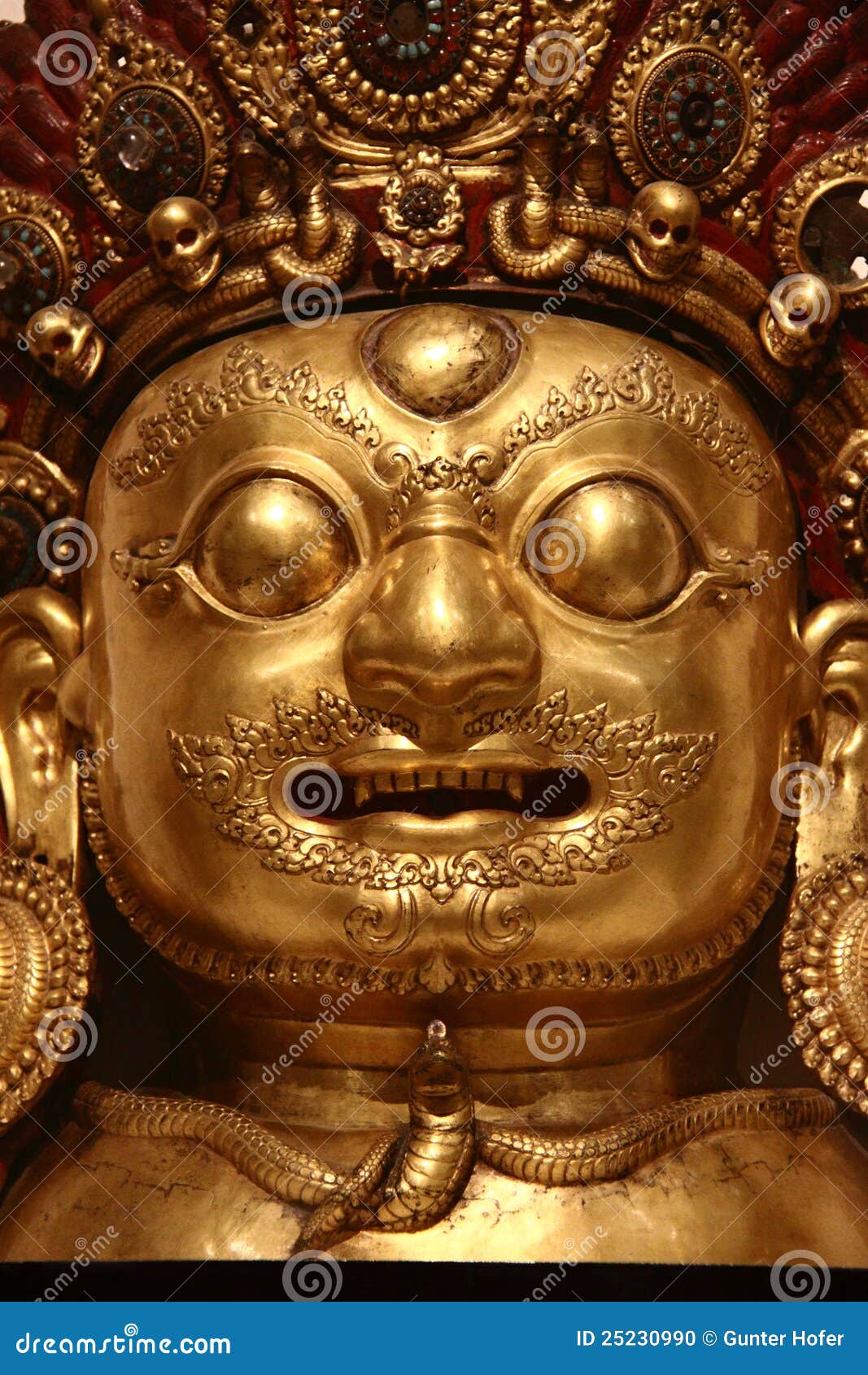 Gouden standbeeld stock foto. Image of angstaanjagend - 25230990