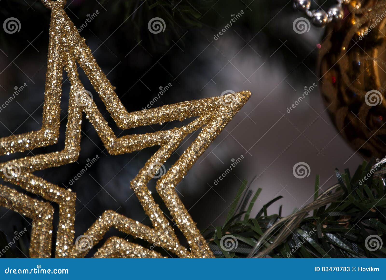 Gouden ster in xmassboom stock afbeelding. Image of kerstmis - 83470783