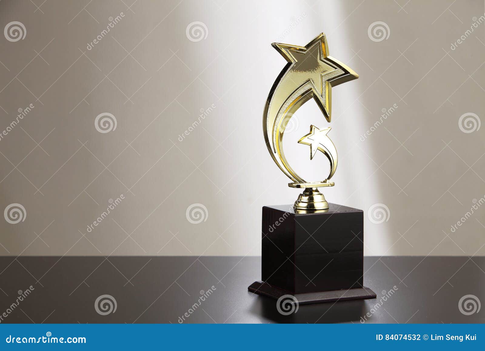 Gouden trofee stock foto. Image of ideeën, vorm, overwinning - 84074532