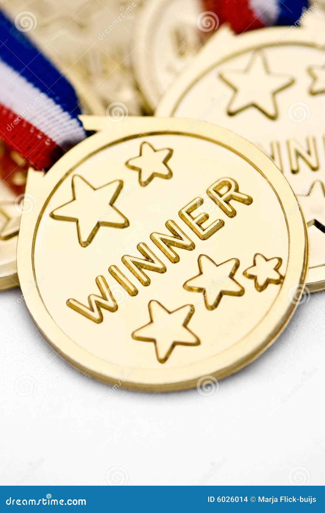 Gouden winnaar stock foto. Image of medailles, geïsoleerd - 6026014