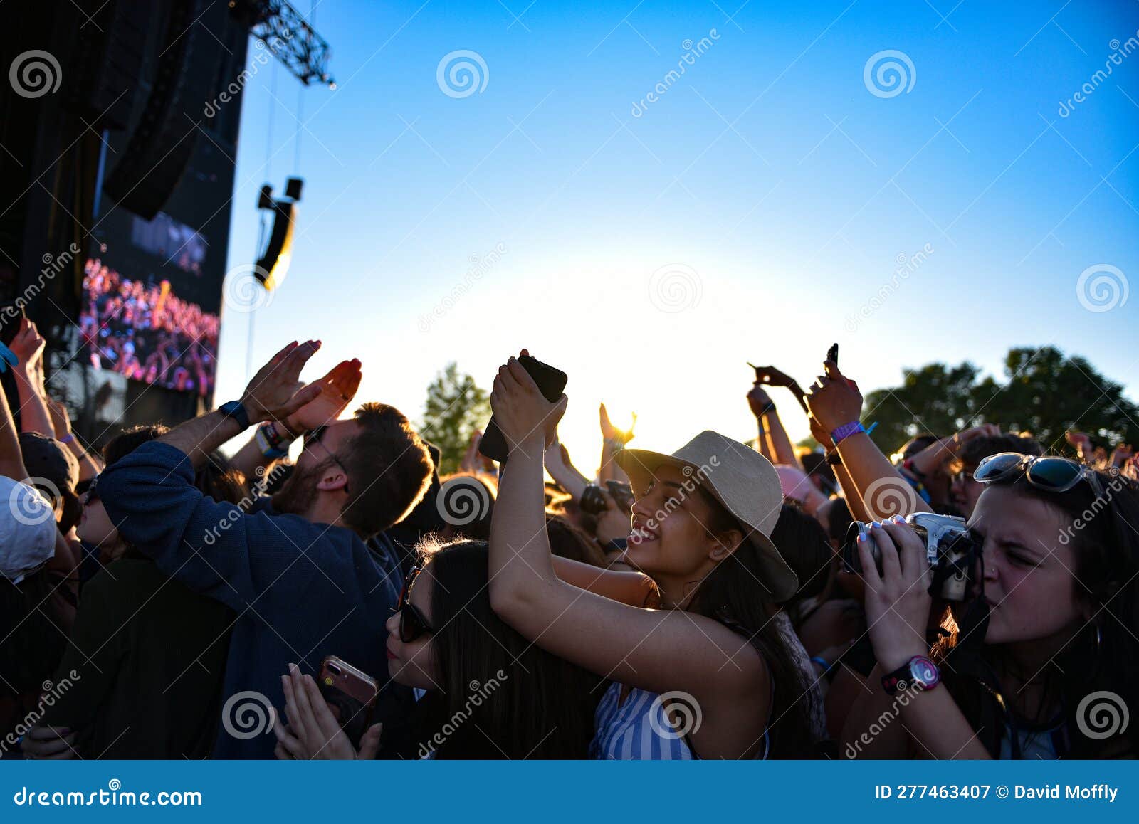 Crowd Fashion and Festival Life at Governors Ball Editorial Photography ...