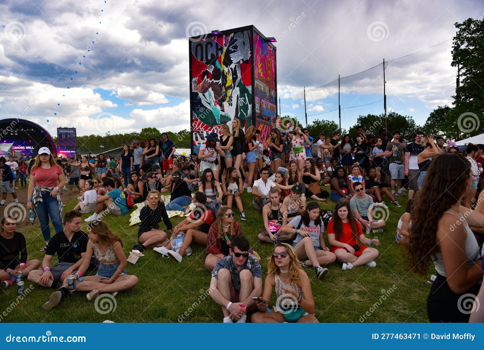 Crowd Fashion and Festival Life at Governors Ball Editorial Photo ...