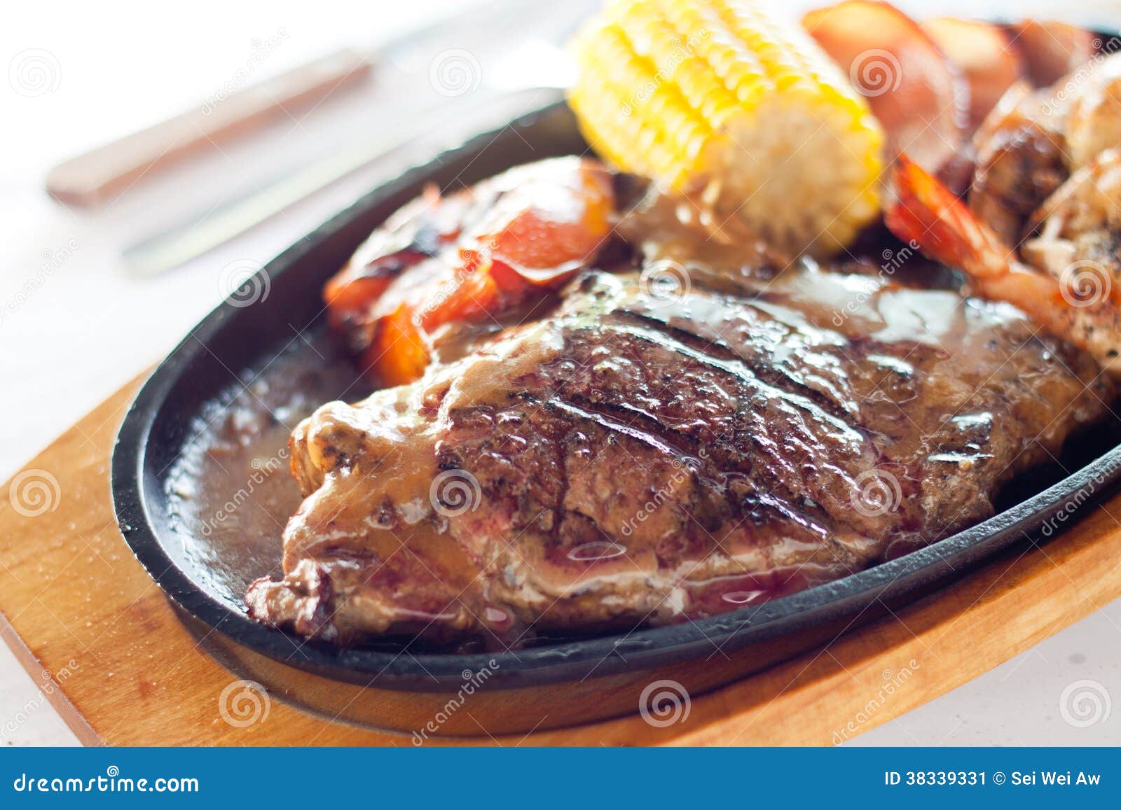 Grésillement du bifteck image stock. Image du juteux - 38339331