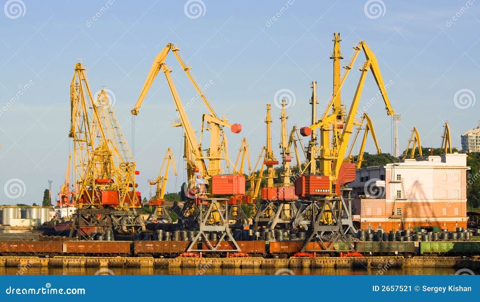 Grúas en el puerto imagen de archivo. Imagen de trabajador - 2657521