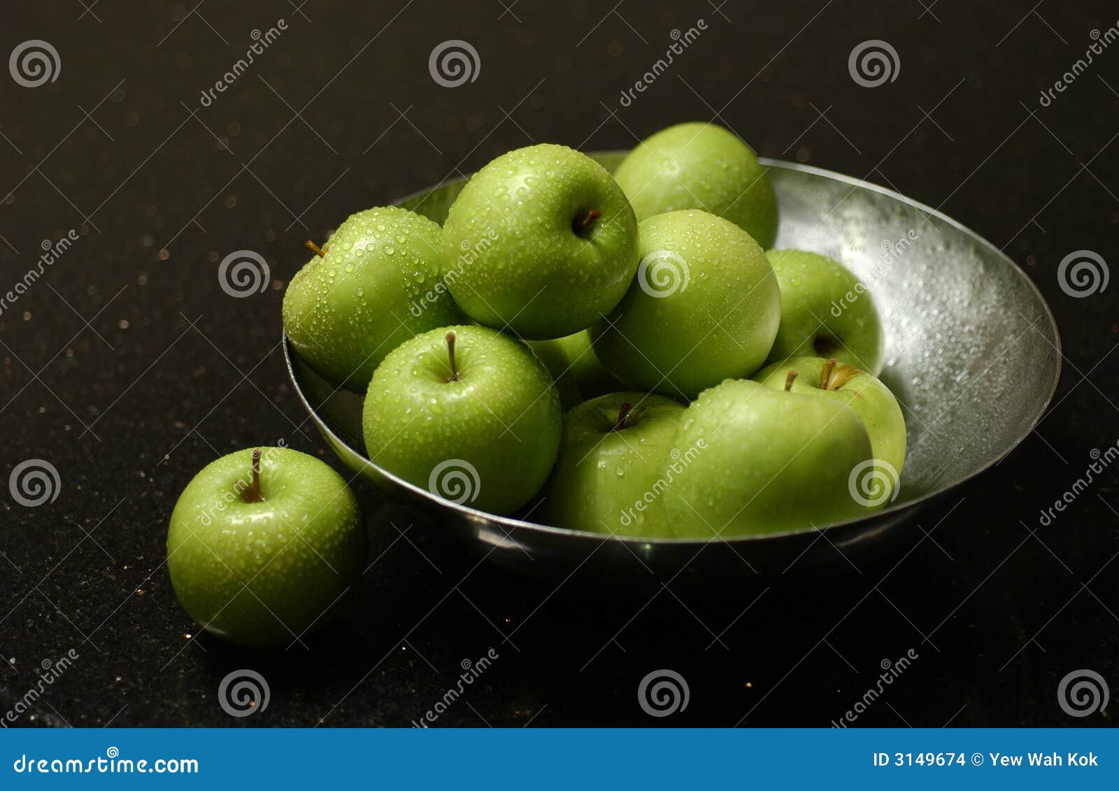 Grüne Äpfel stockfoto. Bild von saftig, frisch, farben - 3149674