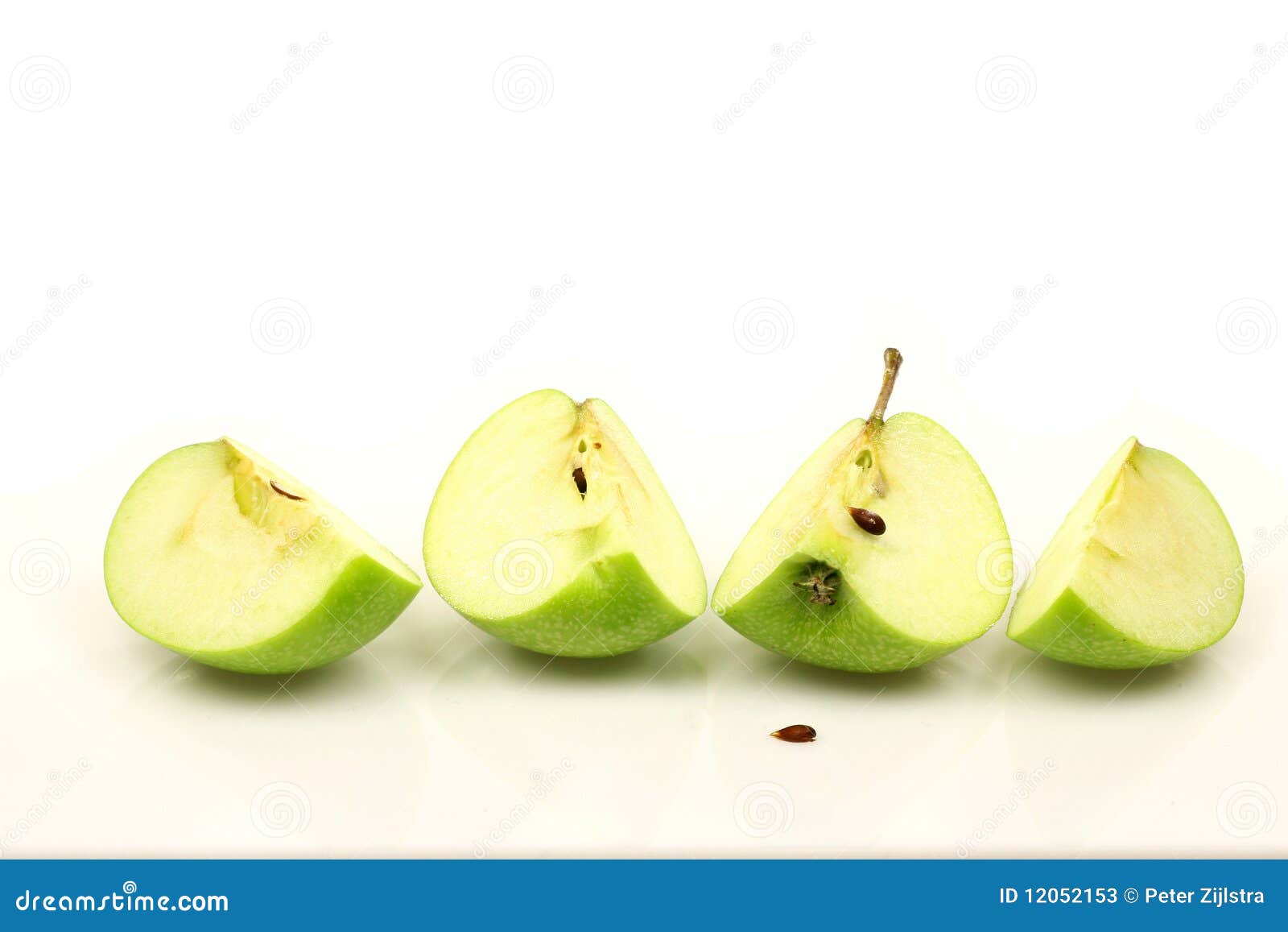 Grüne Apfelviertel stockbild. Bild von halb, reif, rein - 12052153