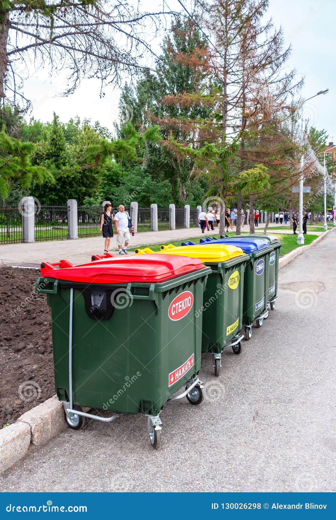 Grüne Müllcontainer Auf Einer Stadtstraße Redaktionelles Stockfoto ...