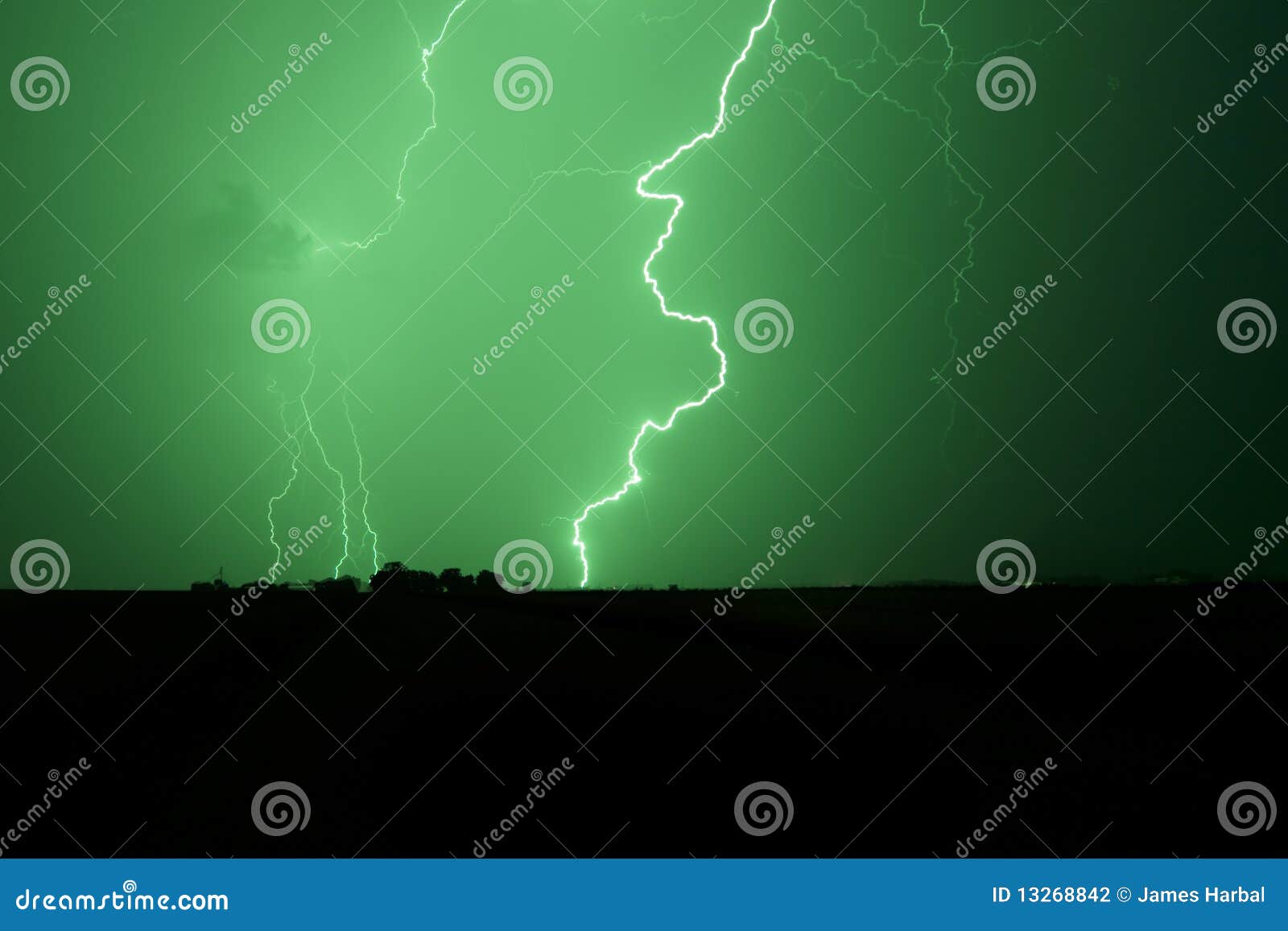 Grüner Blitz stockfoto. Bild von grün, schattenbild, landwirtschaftlich ...