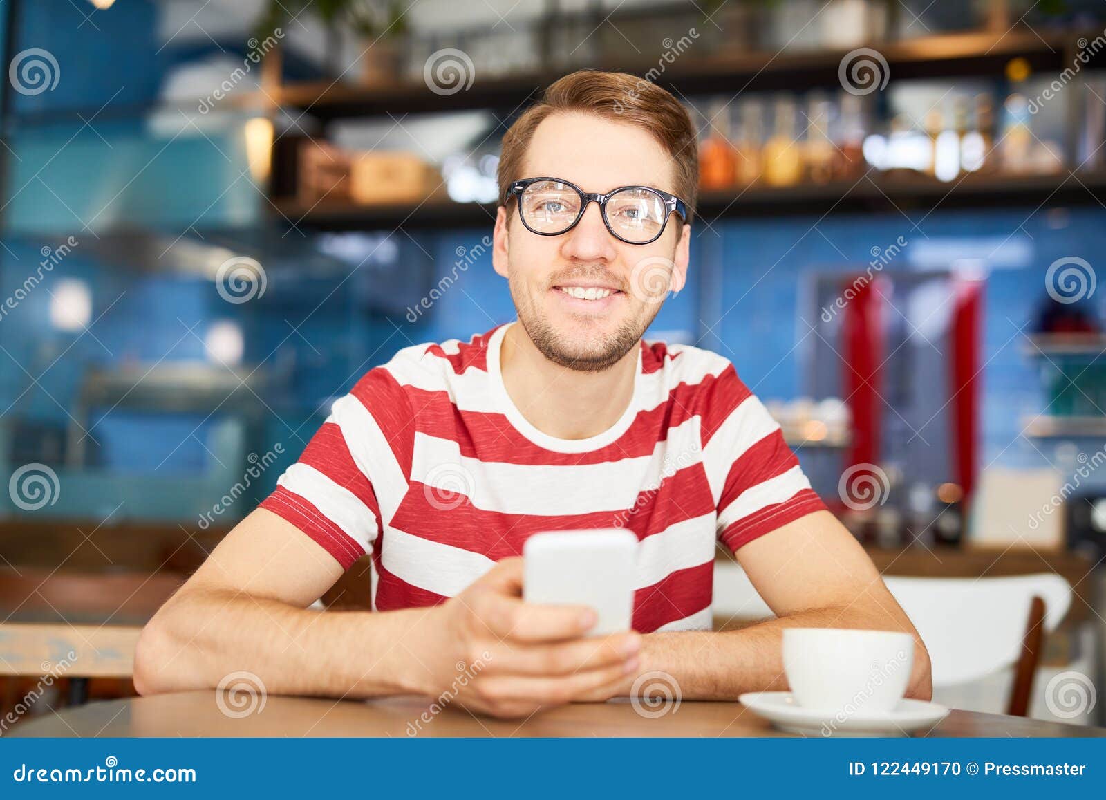 Grabb med smartphonen arkivfoto. Bild av kommunikation - 122449170