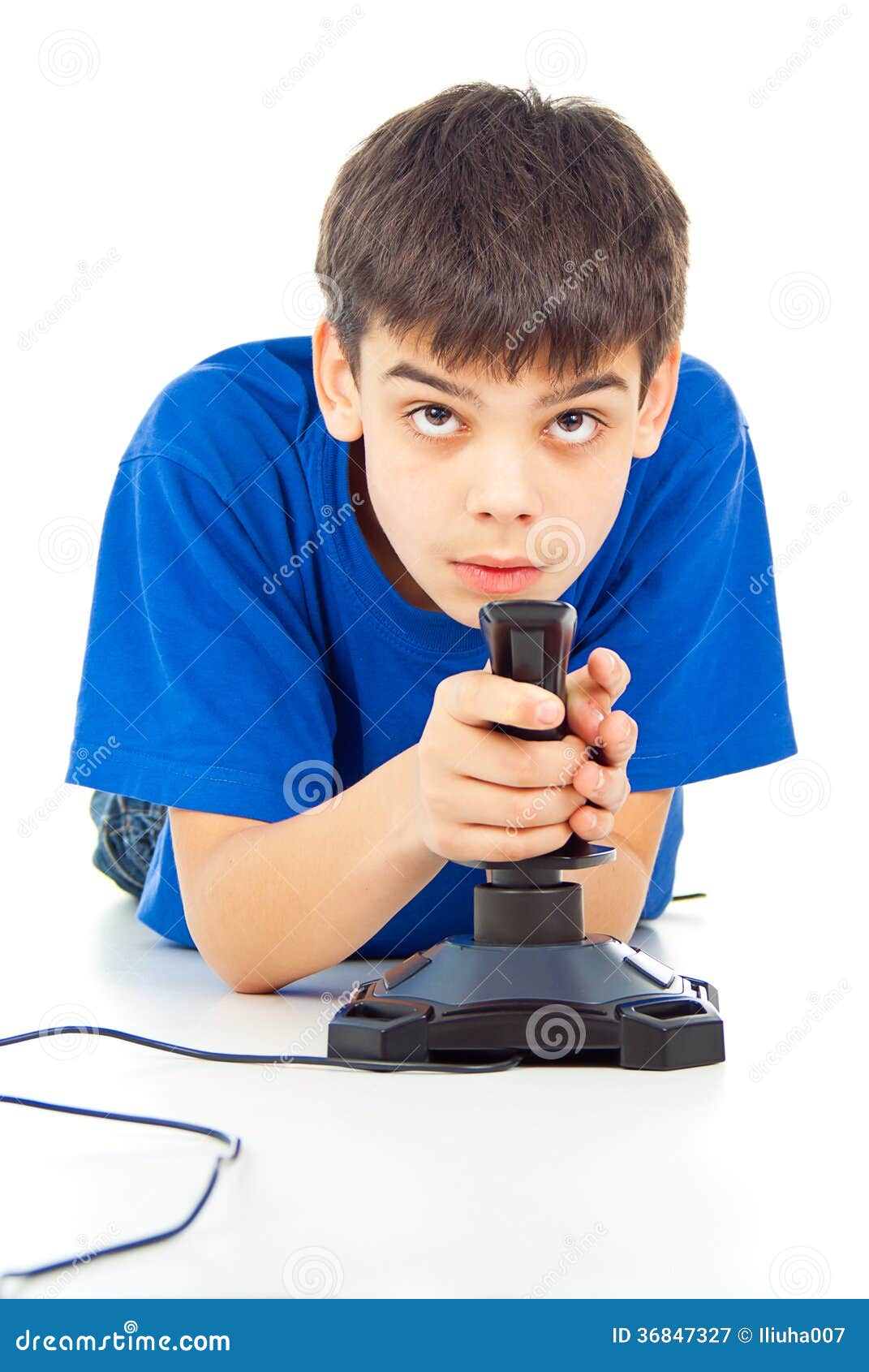 Grabben spelar videospel fotografering för bildbyråer. Bild av glädje ...