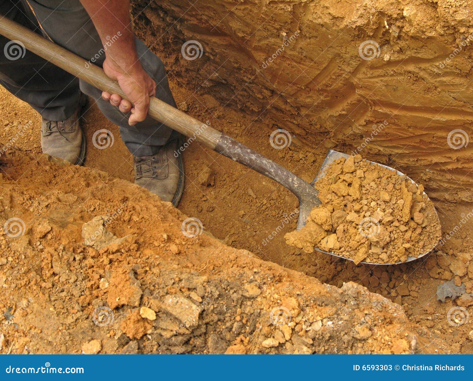 Graben eines Grabens stockbild. Bild von grabung, boden - 6593303