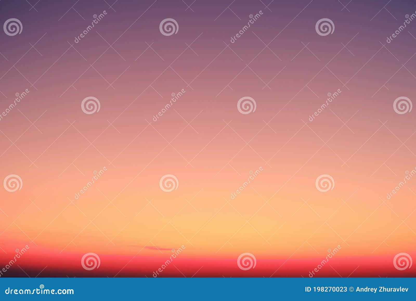 Gradiente Del Cielo De Morado a Rosa Al Atardecer Imagen de archivo ...