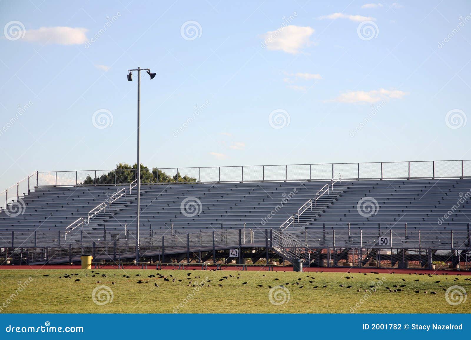 Gradins Au Soleil 2 De Stade Photo stock - Image du earth, éclairage ...