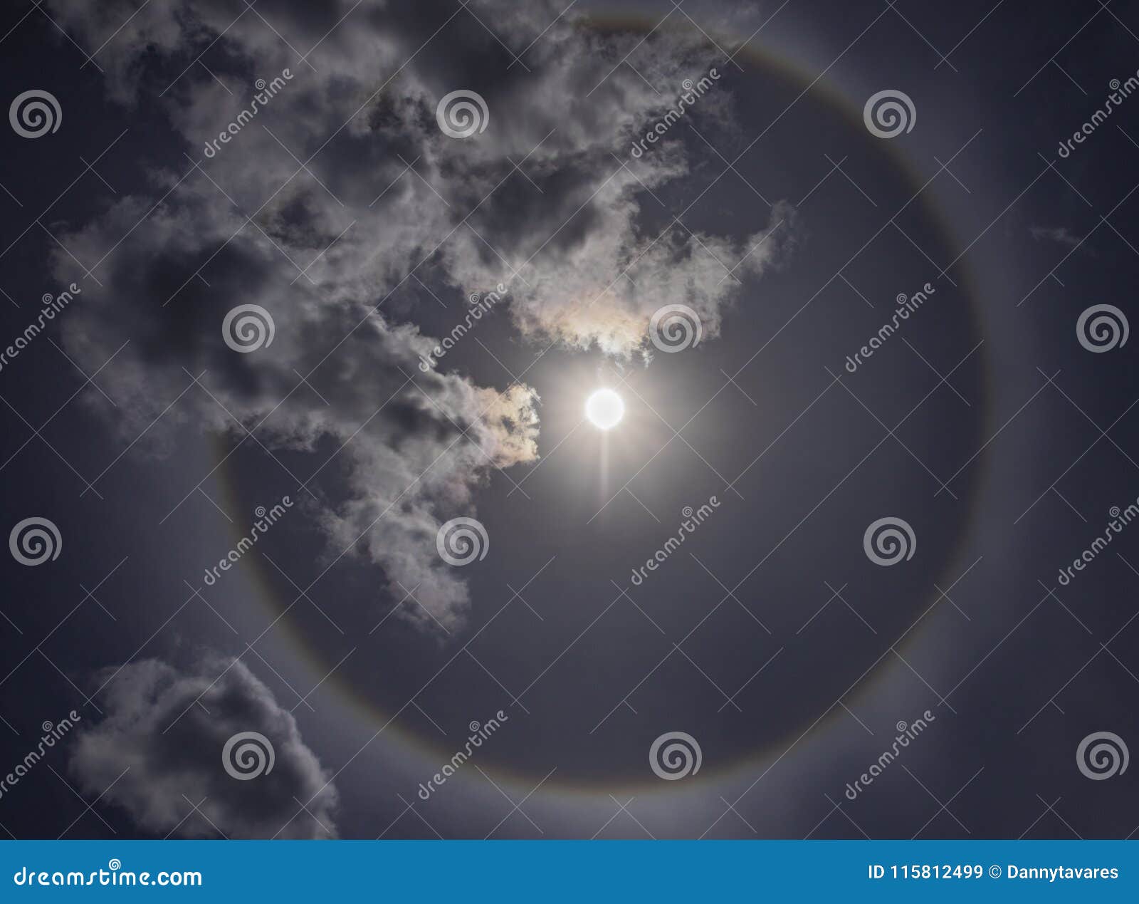 22 grados de halo del sol imagen de archivo. Imagen de asoleado - 115812499