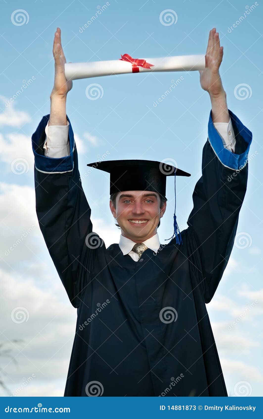 Graduado Con El Diploma En Manos Imagen de archivo - Imagen de ...