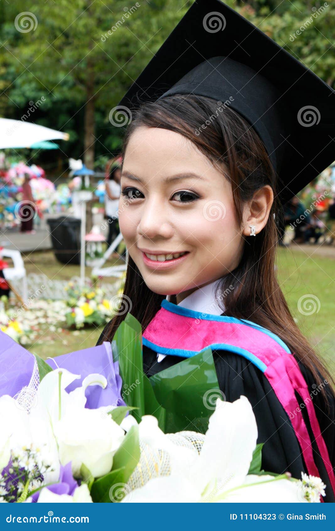 Graduado De La Universidad. Imagen de archivo - Imagen de solteros ...