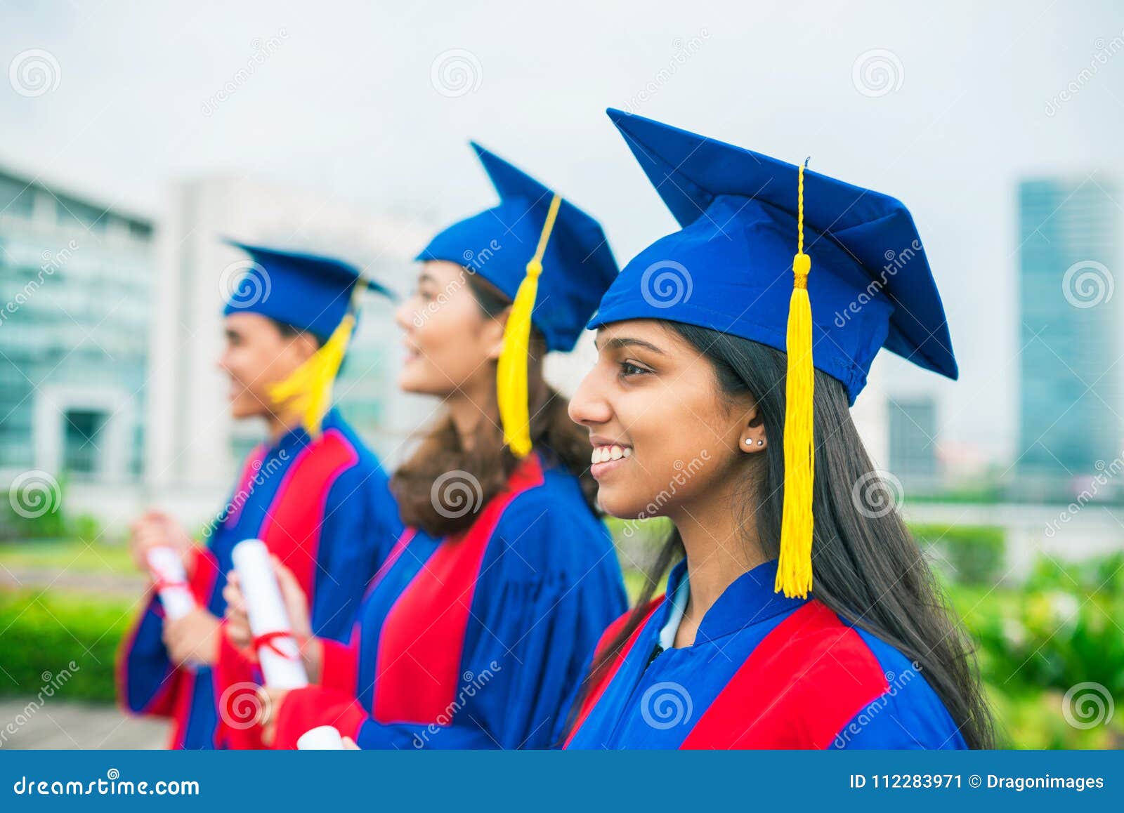Graduado de universidad imagen de archivo. Imagen de éxito - 112283971