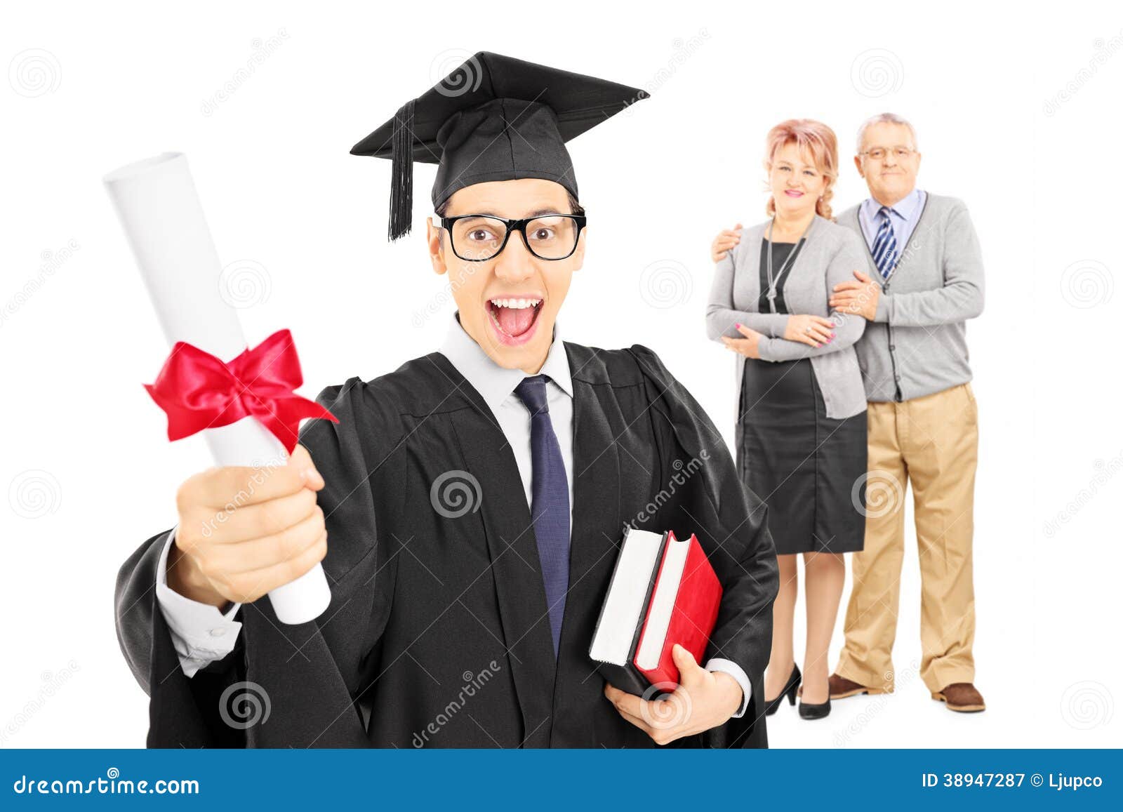 Graduado De Universidad Masculino Y Sus Padres Orgullosos Imagen de ... Graduado De Universidad Masculino Y Sus Padres Orgullosos Imagen de ...