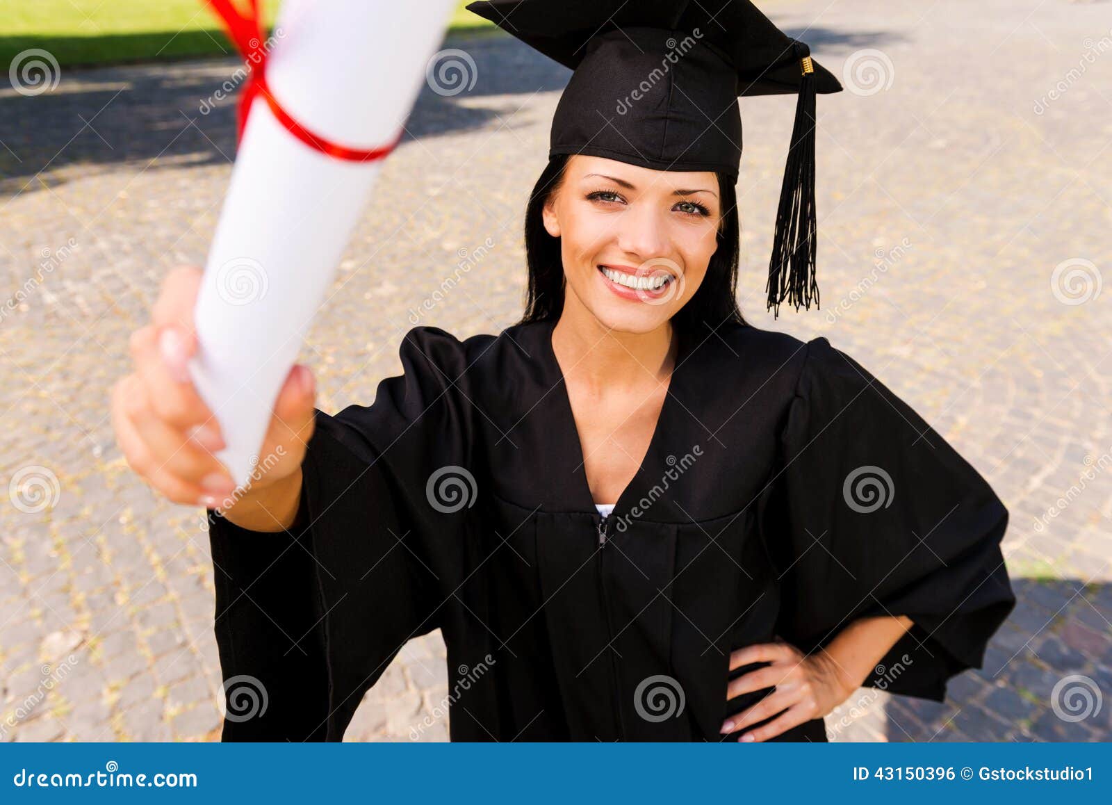 Graduado Feliz Con El Diploma Foto de archivo - Imagen de cielo ...