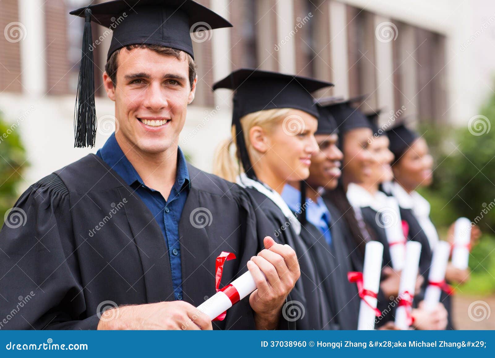 Graduados De Universidad Alegres Foto de archivo - Imagen de graduados ...
