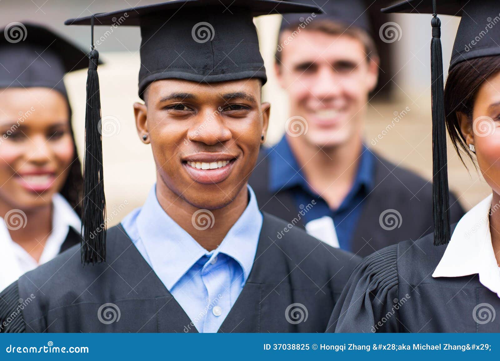 Graduados De Universidad Jovenes Imagen de archivo - Imagen de ...