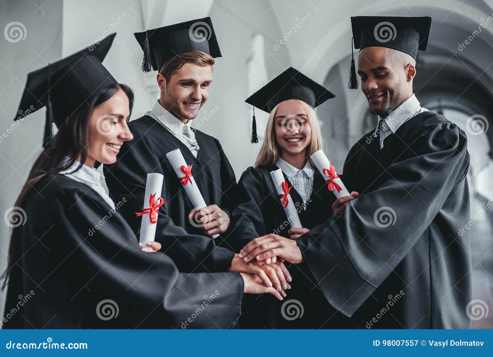 Graduados en universidad imagen de archivo. Imagen de diploma - 98007557