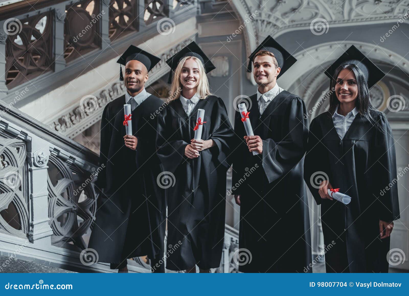 Graduados en universidad foto de archivo. Imagen de completo - 98007704