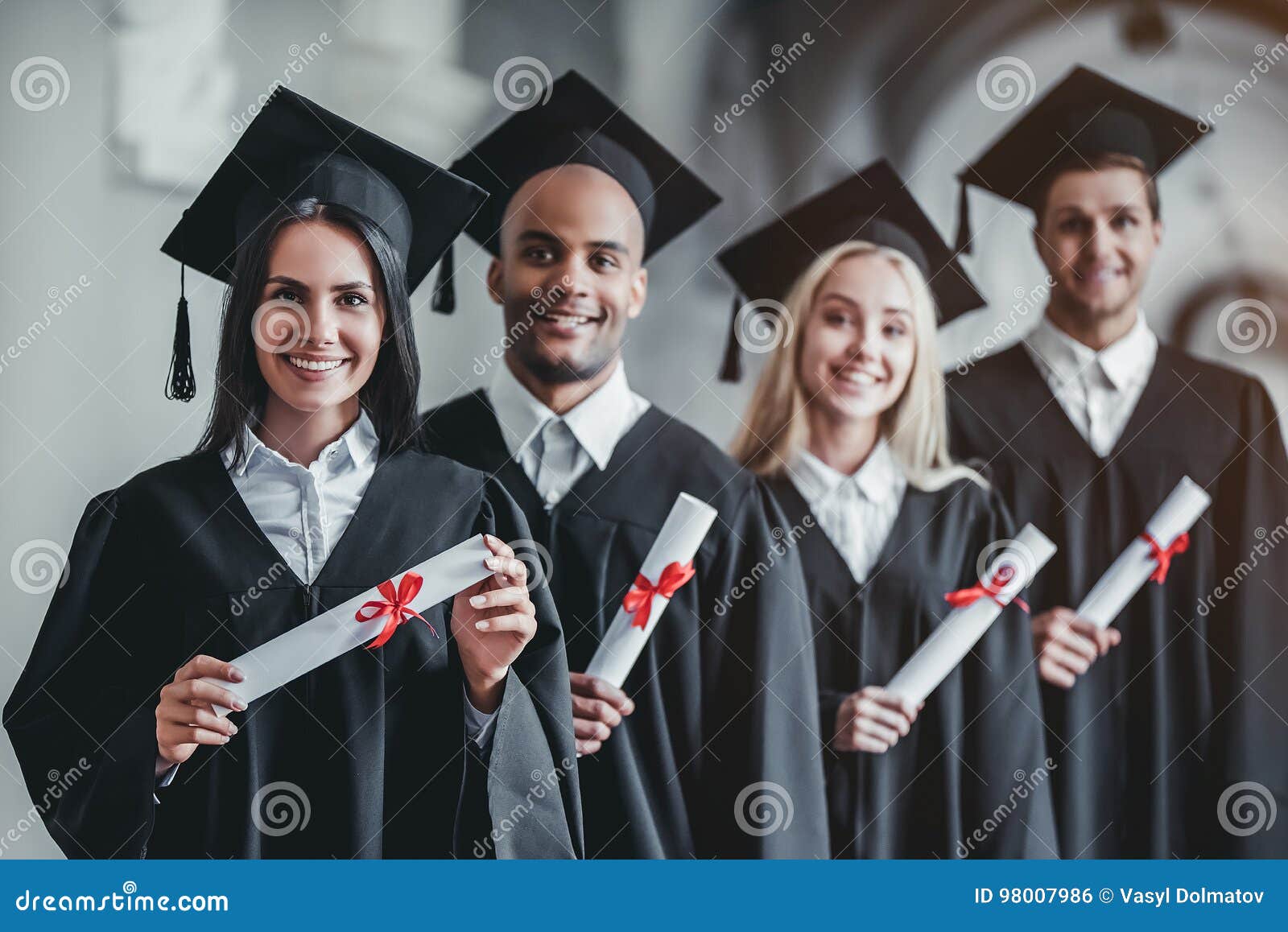 Graduados en universidad foto de archivo. Imagen de meta - 98007986