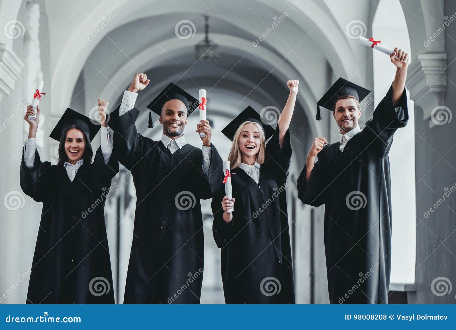 Graduados en universidad foto de archivo. Imagen de alegre - 98008208