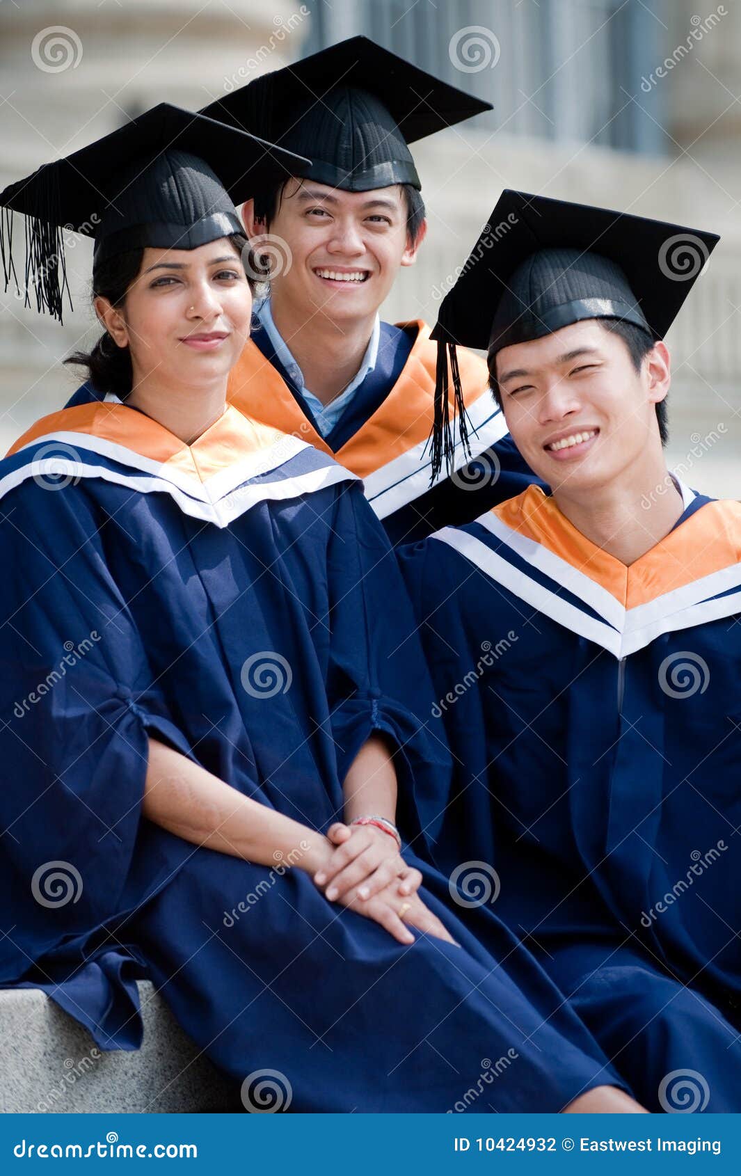 Graduados jovenes foto de archivo. Imagen de escaleras - 10424932