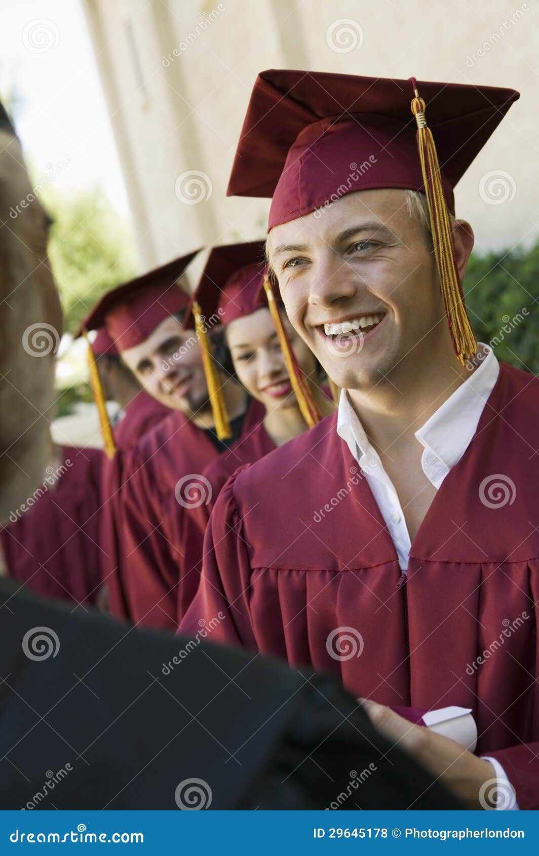 Graduados Que Recolhem O Certificado Do Decano Foto de Stock - Imagem ...