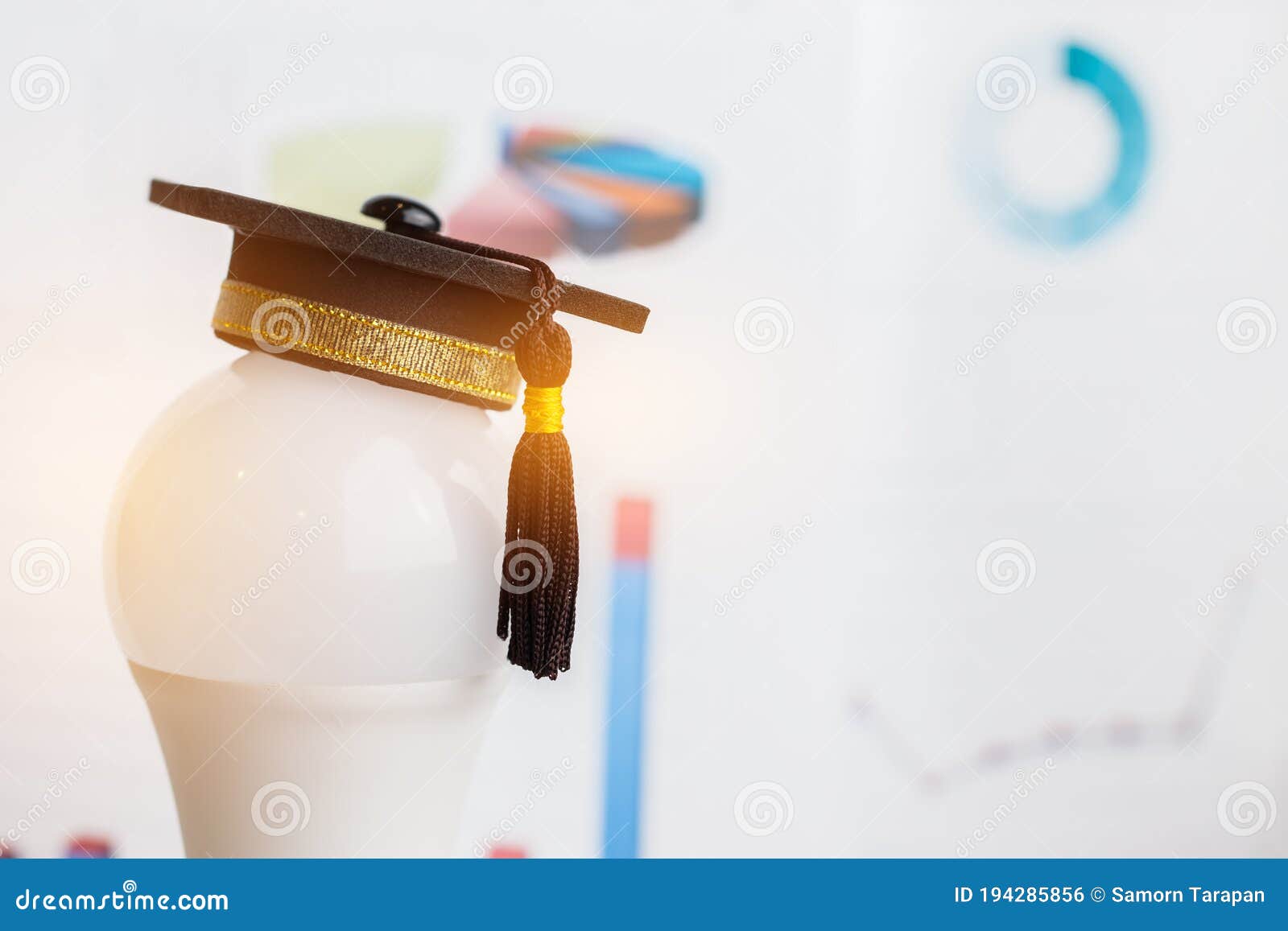 Graduate Study Abroad Concept, Graduation Cap On Top Earth Globe Model ...