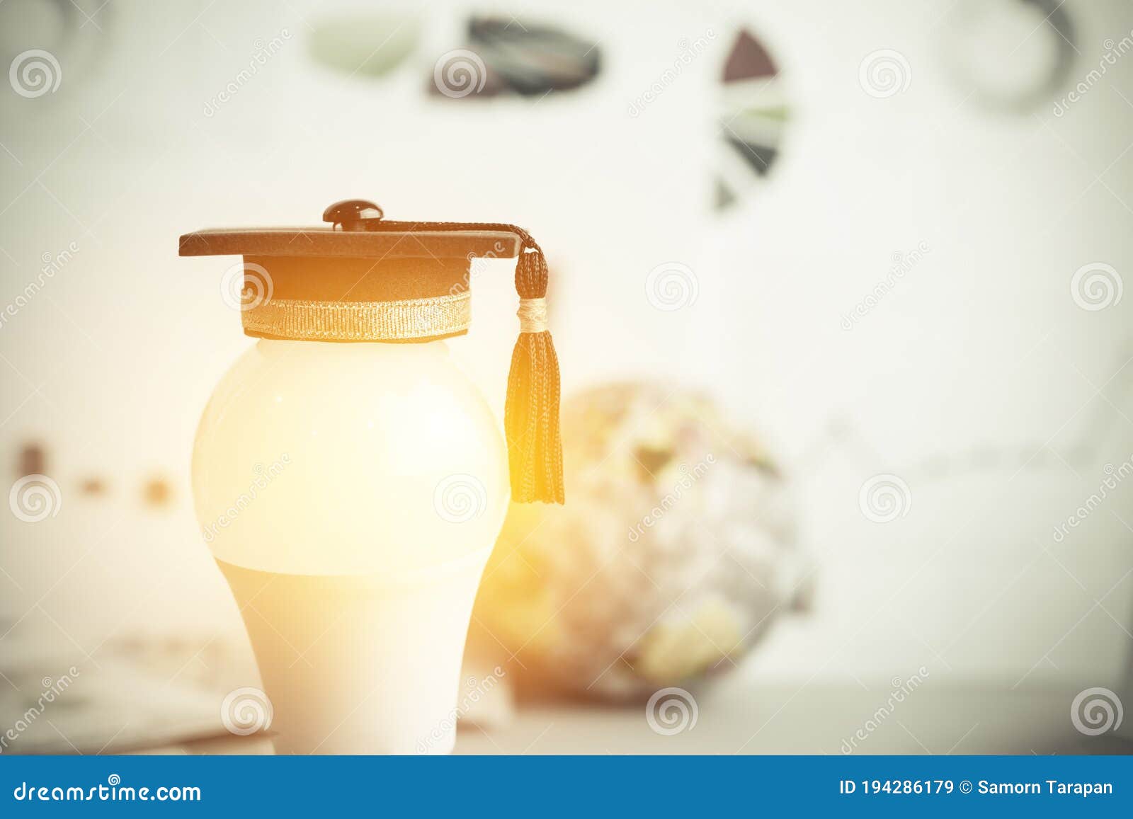 Graduate Study Abroad Concept, Graduation Cap On Top Earth Globe Model ...