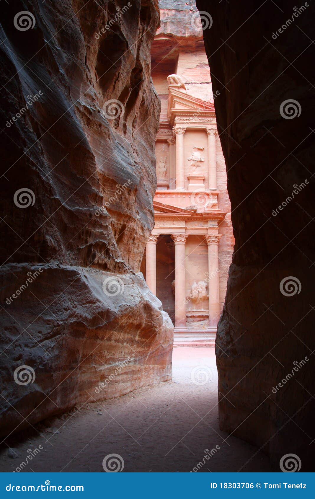 Graf in Petra stock foto. Image of droog, graf, jordanië - 18303706