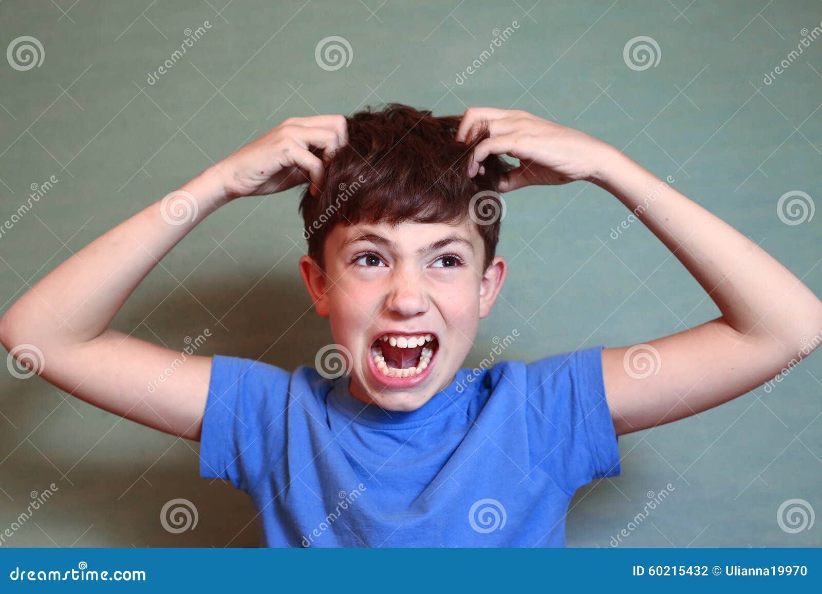 Graffio Del Ragazzo La Sua Testa Isolata Sul Blu Fotografia Stock ...