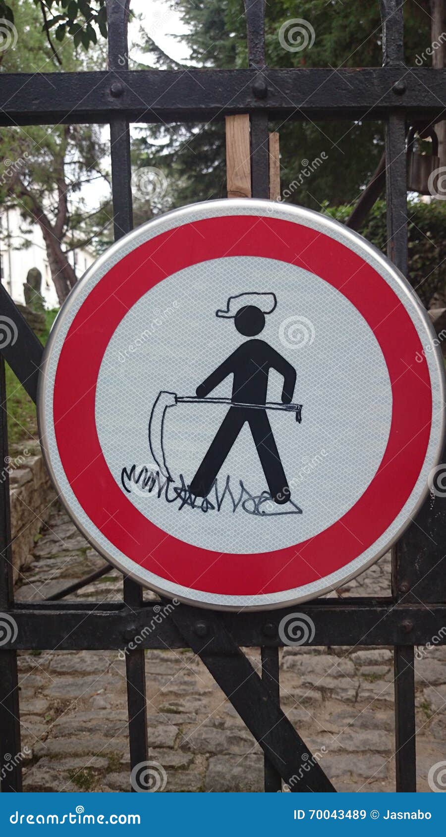 Graffit Drôle Sur Le Poteau De Signalisation Image stock - Image of ...