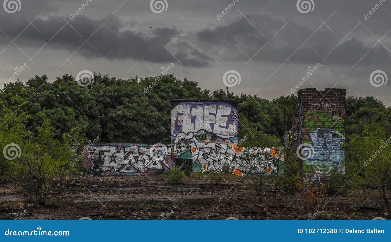Graffiti Walls editorial image. Image of people, dark - 102712380