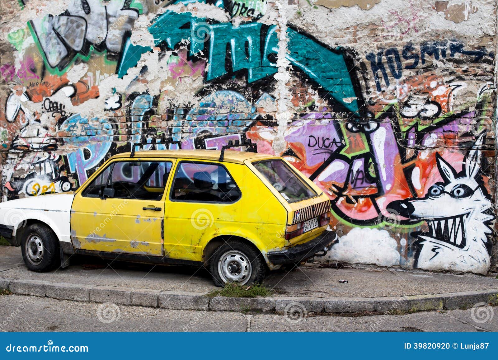 Graffiti Art Wall editorial image. Image of background - 39820920