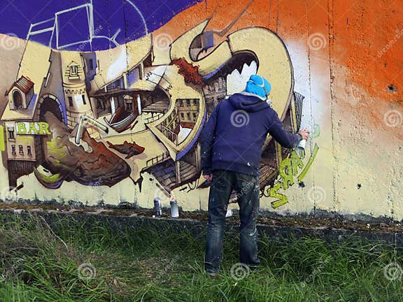 Graffiti artist at work. editorial photo. Image of abstract - 90248436