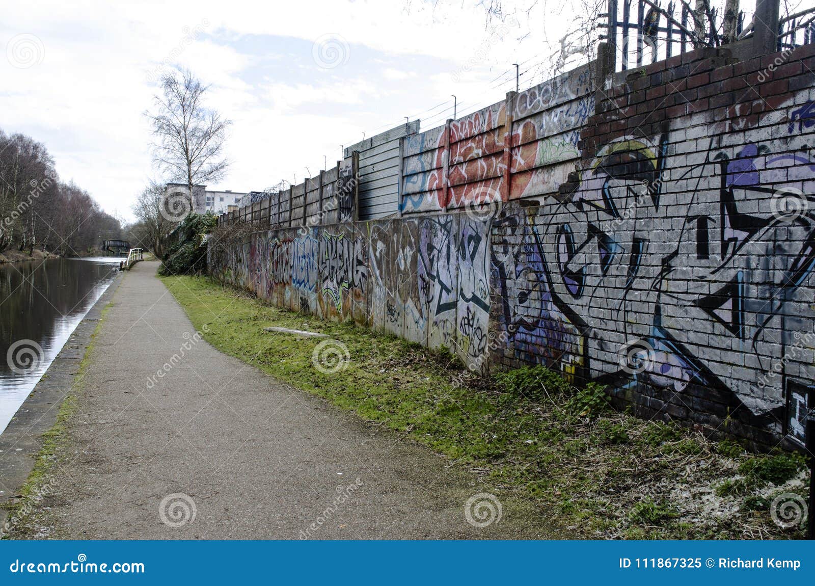 Graffiti on Birmingham Canal Editorial Image - Image of graffiti, dark ...