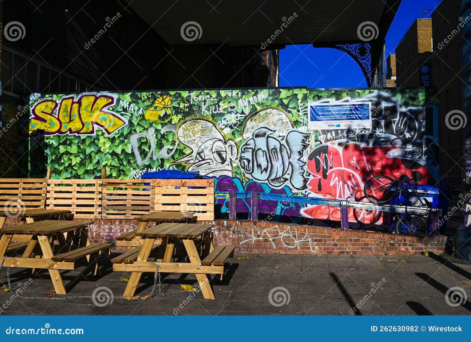 Graffiti in Brighton editorial photography. Image of work - 262630982