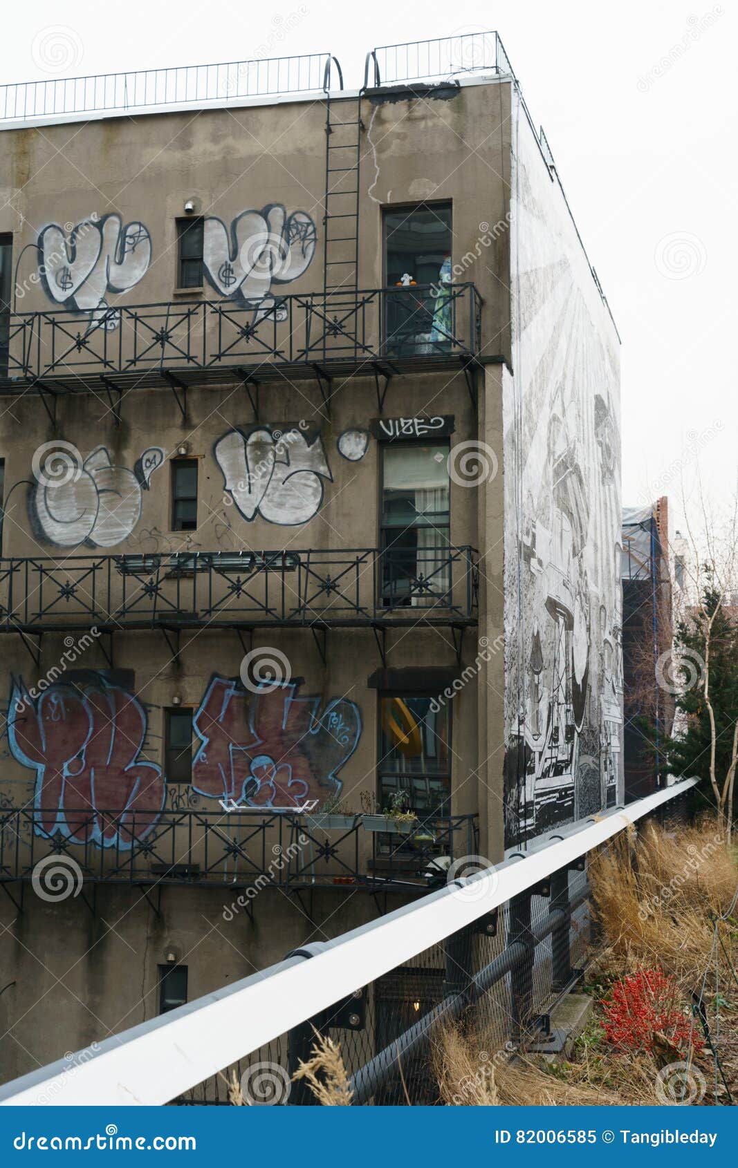 Graffiti on a building editorial image. Image of gray - 82006585