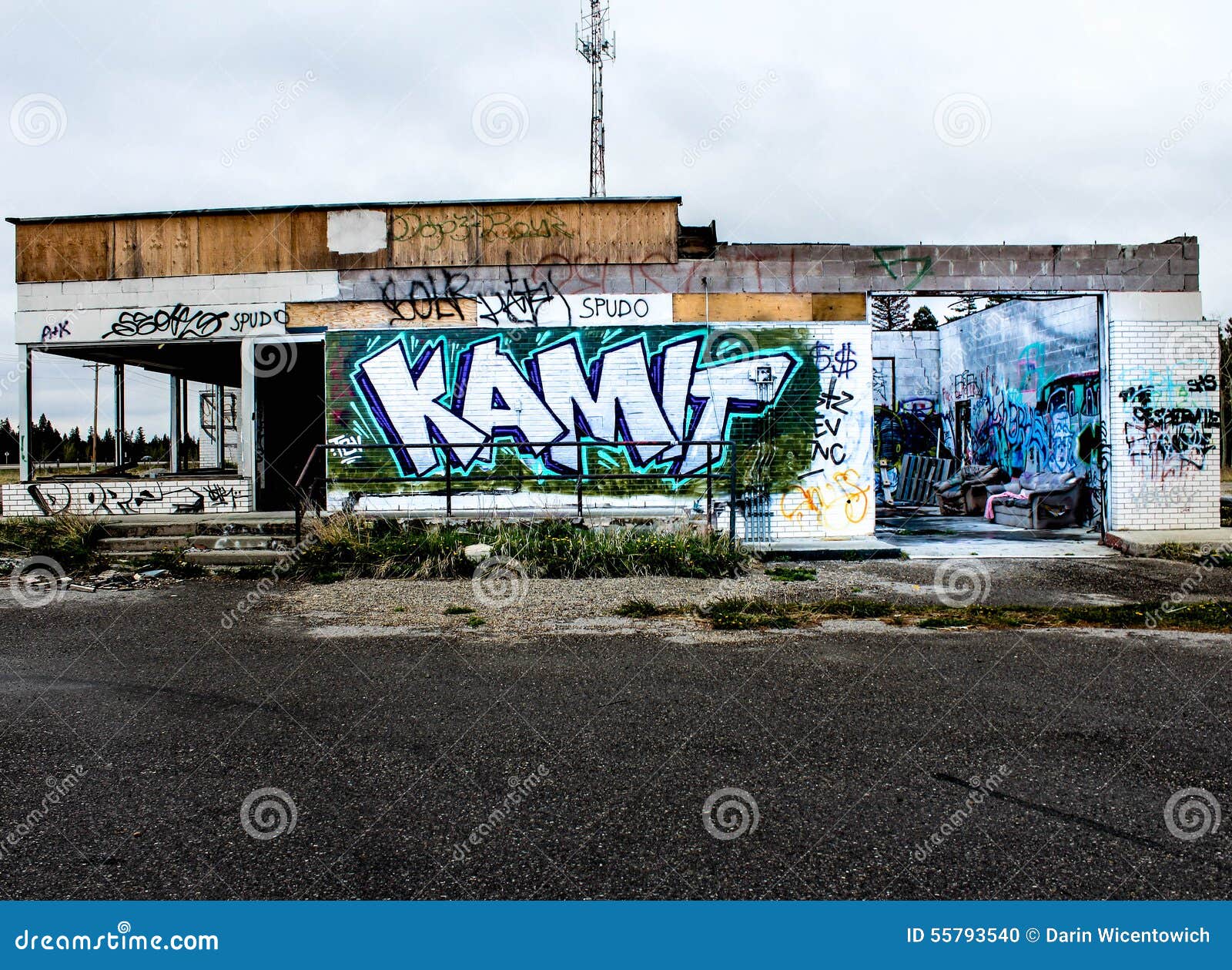 Graffiti on building walls editorial image. Image of abandoned - 55793540