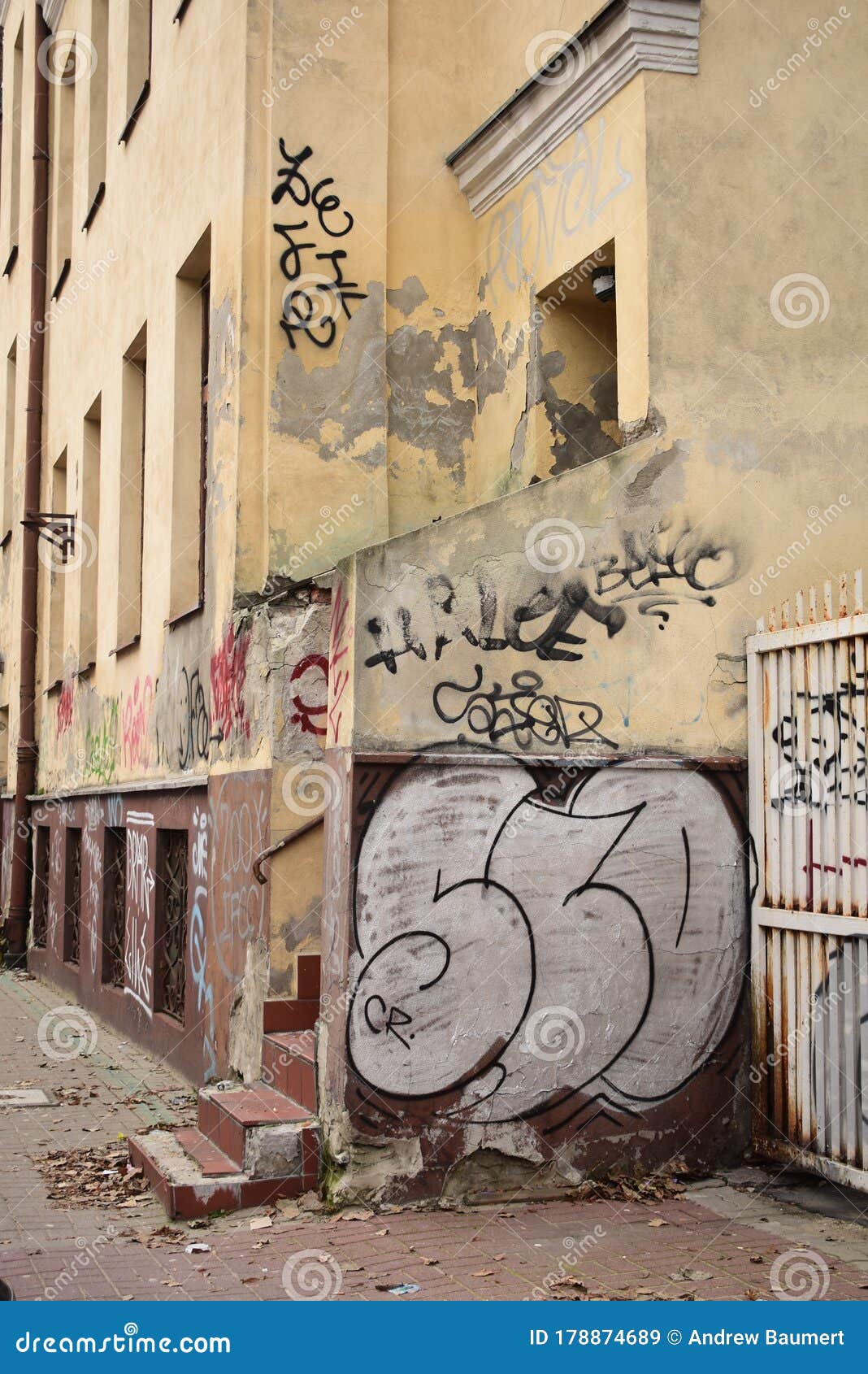 Graffiti En Una Pared De Un Edificio De Departamentos En Varsovia ...