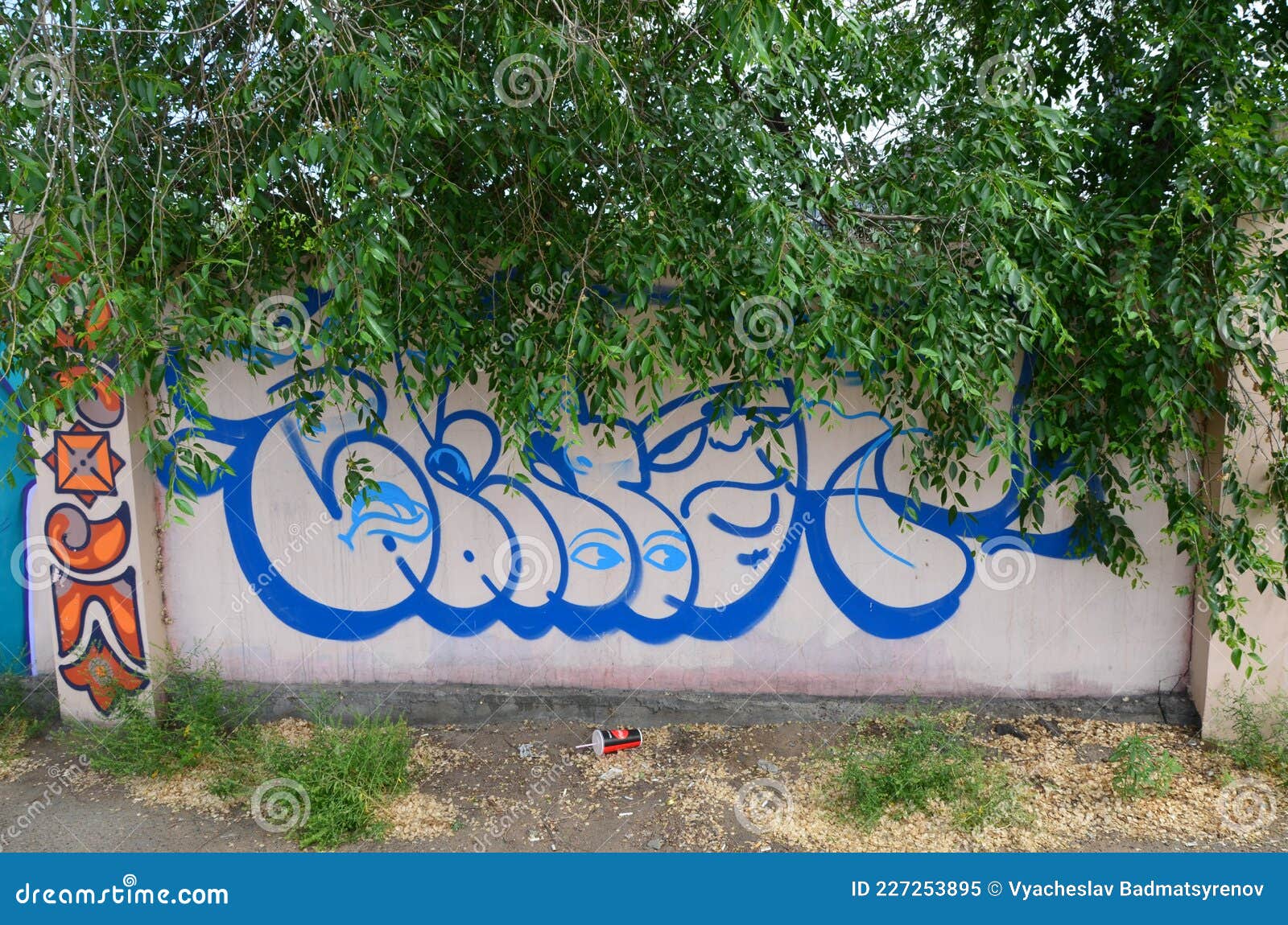 A Graffiti with Face on the Fence Editorial Image - Image of ...
