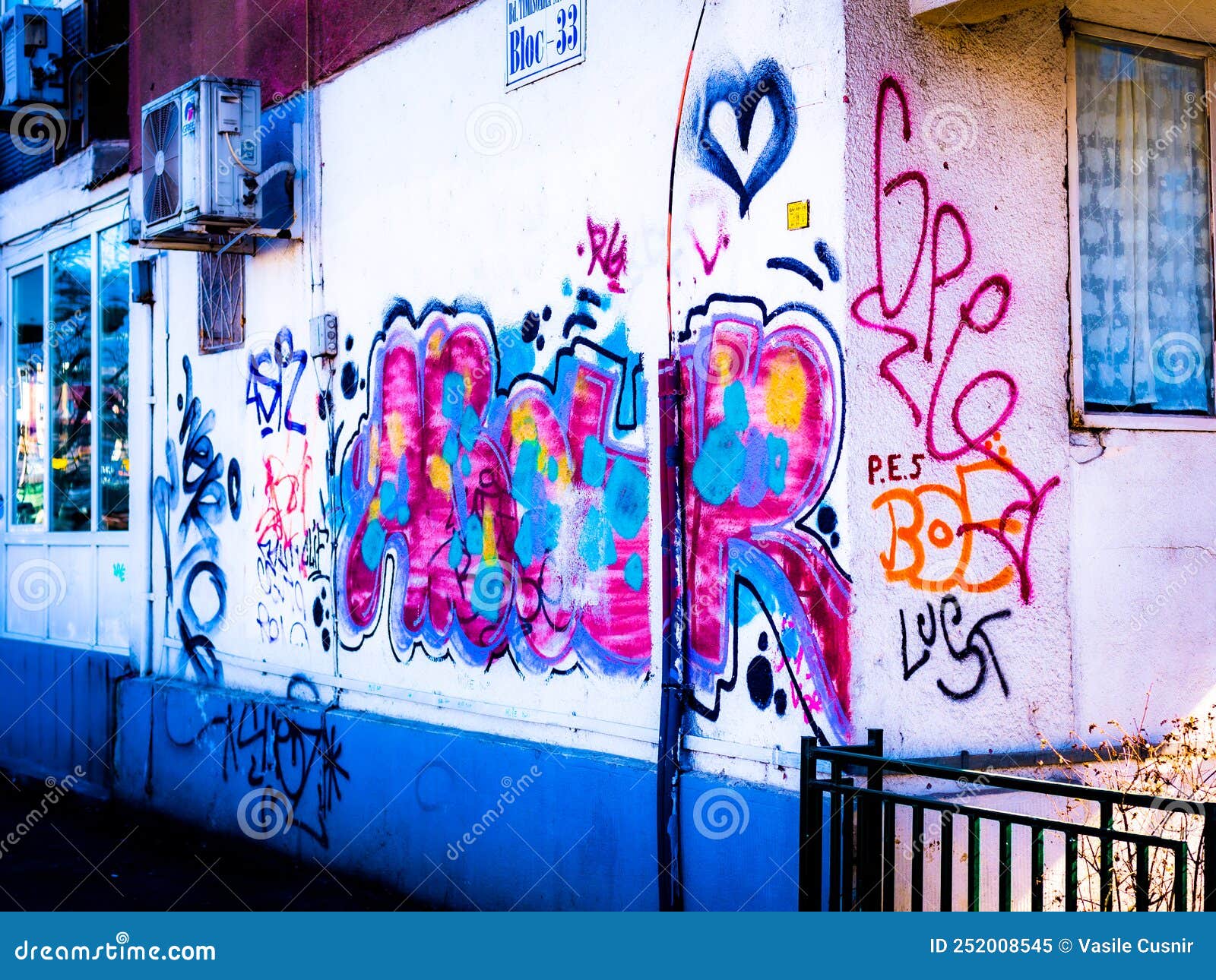 Graffiti Feo En La Pared De Un Edificio Residencial En Bucarest Imagen ...